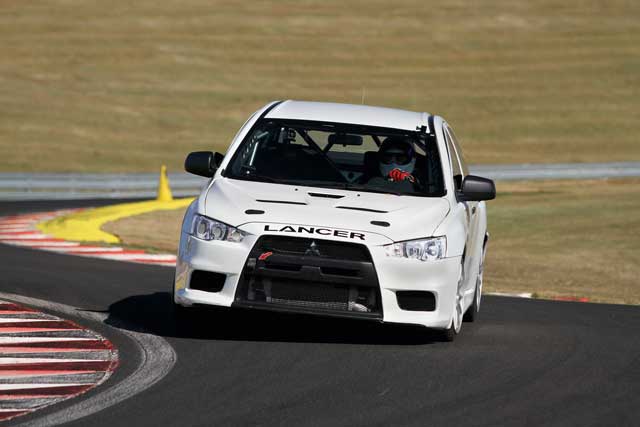 Curso de pilotagem te coloca na pista no Mitsubishi Lancer Evo R ...